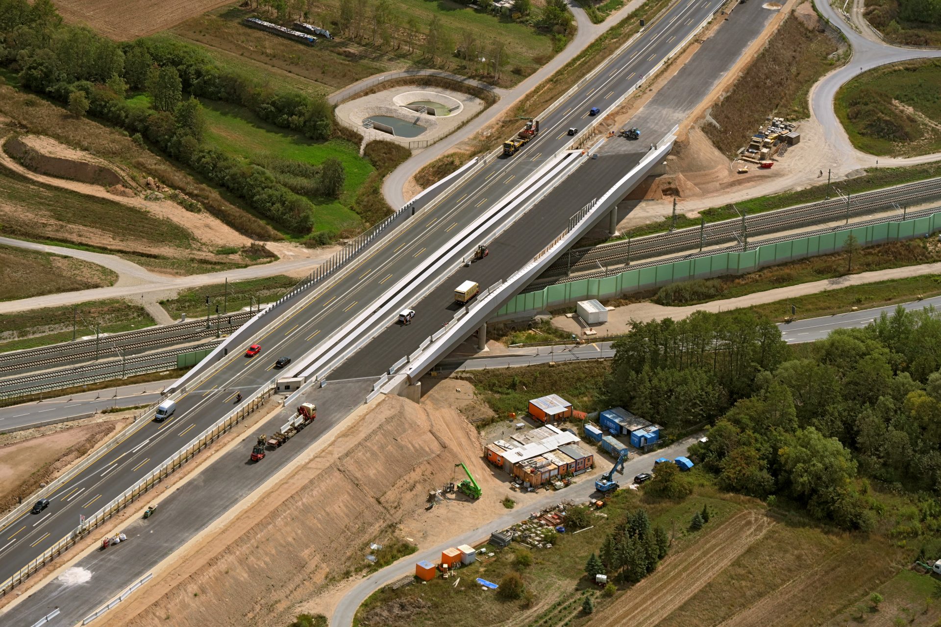 A 73, Fertigstellung der Brücke über Bahn und Bundesstraße 4 südlich ...